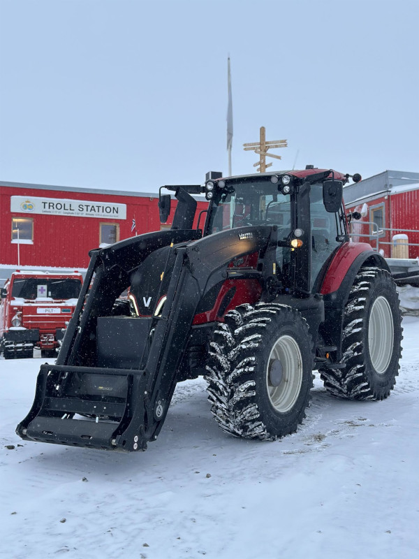 Built for the most extreme environments. Valtra tractor assists ...