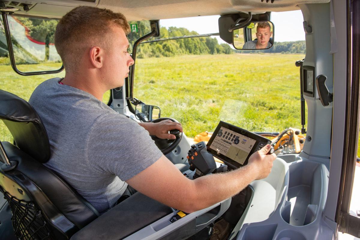 Auto-Guide and Valtra Connect enable precision farming