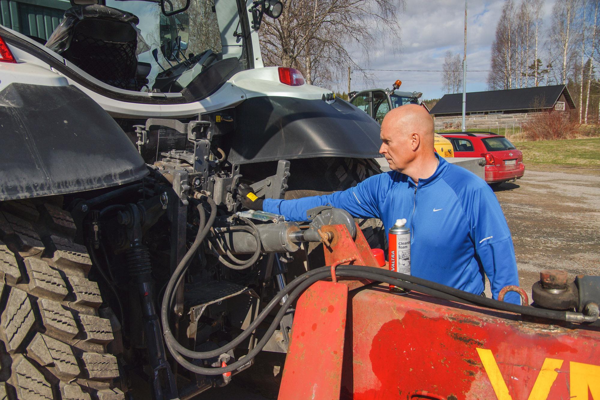 Tractor cabs must be disinfected from viruses between shifts